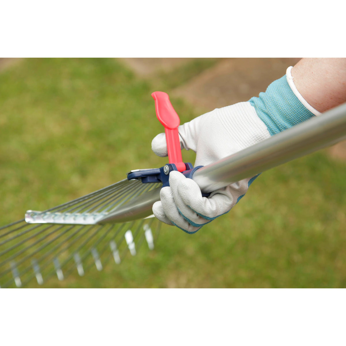 Spear & Jackson Expanding Lawn Rake | Direct4Pet | Free Delivery